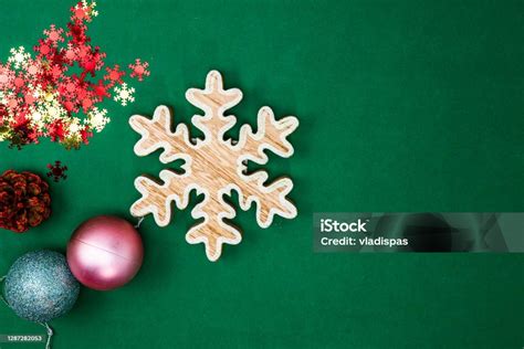 12 월 시즌 구성 녹색 배경에 복사 공간이있는 상단 보기 장식품과 장식크리스마스 구성 0명에 대한 스톡 사진 및 기타 이미지 Istock