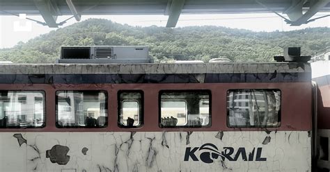 기차 선로 위에 앉아 있는 빨간색과 흰색 기차 차량 사진 Unsplash의 무료 대한민국 이미지