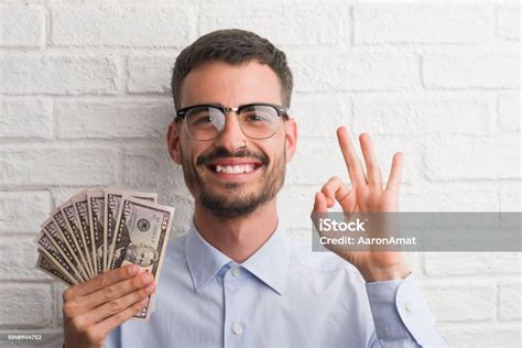 젊은 Hipster 사업가 들고 손가락 우수한 기호 확인 표시를 하 고 달러 개념에 대한 스톡 사진 및 기타 이미지 개념 개념과 주제 경영자 Istock