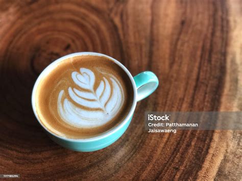 사랑의 컵 빈티지 나무 테이블에 녹색과 흰색 컵에 하트 모양 라떼 아트 커피 컵에 커피 사랑을 사랑해요 일어나 전체 채우기 에너지 0명에 대한 스톡 사진 및 기타 이미지
