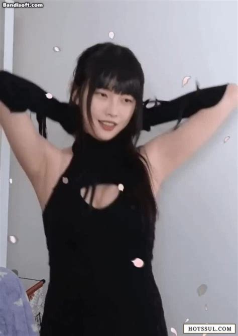 고말숙 가슴에 구멍한 블랙 홀터넥 겨드랑이