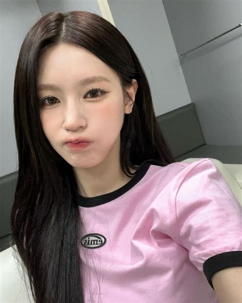 혀 빼꼼 내민 핑크색 크롭 반팔티 잘록한 개미허리 배꼽 아이들 미연 안구정화 라이브스코어 라이브맨 실시간 라이브스코어