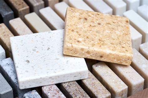 도자기 두 개의 석기 사각형 샘플이 부엌 조리대에 놓여 미래의 주방 외관 외관의 예입니다 석재 조리대를 위한 천연 화강암 대리석 석영의 샘플 석판이 닫힙니다 0명에 대한