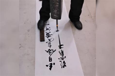 高手在民间！大叔用45斤重铁笔写书法字体行云流水，这是功夫书法