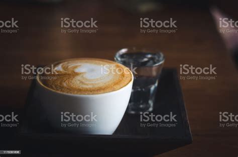 현대 뜨거운 블랙 커피 커피 거품 거품 패턴과 흰색 컵에 질감 나무 배경에 카푸치노를 닫고 커피 숍에서 안경 테이블에 너무 맛있는 느낌 0명에 대한 스톡 사진 및 기타