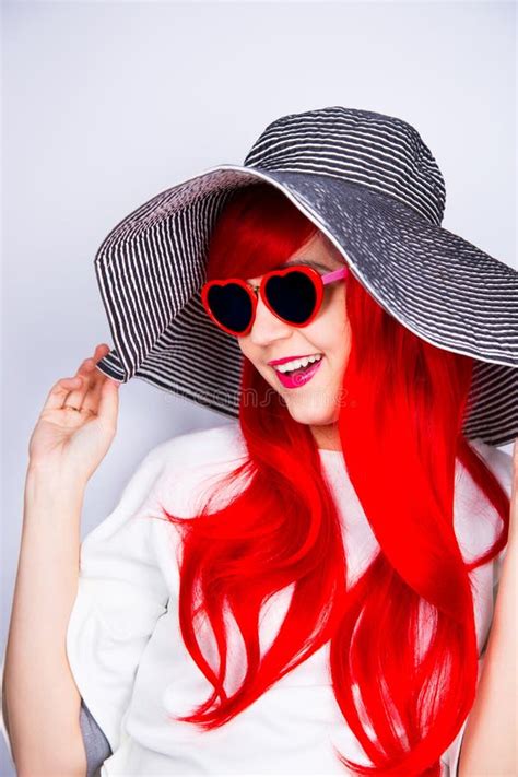 Mujer Joven Pelirroja Sonriente Atractiva En Gafas De Sol Y Sombrero