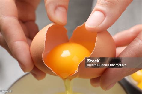 그릇 위에 흰색에서 달걀 노른자를 분리하는 여성 클로즈업 달걀에 대한 스톡 사진 및 기타 이미지 달걀 금이 간 신선함 Istock