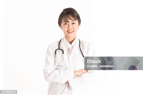 아름 다운 매력적인 아시아 의사 여자 청진 기 미소와 교차 하는 팔 느낌 너무 행복 하 고 자신감 흰색 배경 의료 개념에 고립 간호사에 대한 스톡 사진 및 기타 이미지