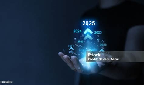 금리는 계속 오르고 있고 주식과 뮤추얼 펀드 2025년 은퇴를 위한 투자 2025년 금리와 배당금 백분율 기호 및 성장 화살표 2025년에 대한 스톡 사진 및 기타 이미지