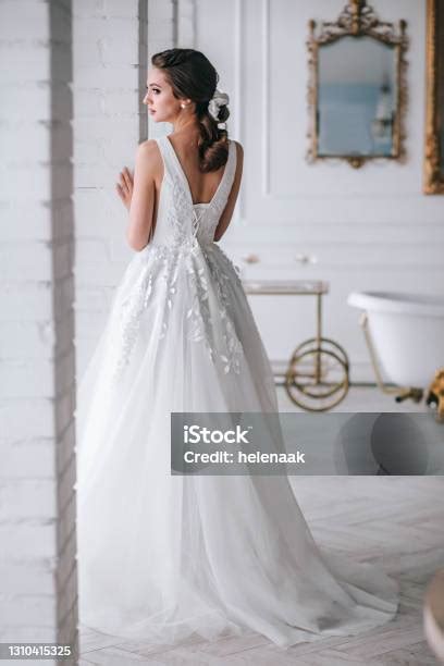 스튜디오에서 흰색 드레스를 입고 우아한 금발의 신부의 백 뷰 갈색 머리에 대한 스톡 사진 및 기타 이미지 갈색 머리 결혼 의식 결혼식 Istock