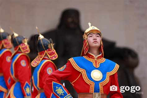 Жанжин Д Сүхбаатарын хөшөөнд цэцэг өргөж Их эзэн Чингис хааны хөшөөнд хүндэтгэл үзүүллээ