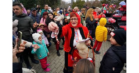 Баба Марта дойде с файтон във Велико Търново посрещнаха я стотици