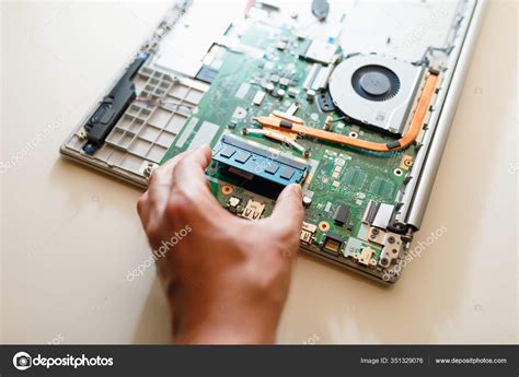 Módulo Memoria Ddr4 Ram Instalación Portátil Mano — Foto De Stock © Nikkytok 351329076