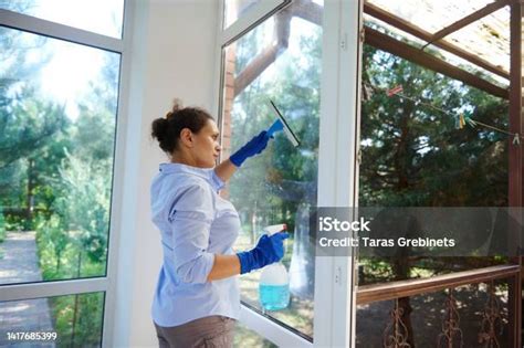 다민족 젊은 여성 주부 하녀 청소 창문 가사 일과 봄 청소 청소 창문닦이에 대한 스톡 사진 및 기타 이미지 창문닦이 호텔룸 관리 직원 가사 집안일 Istock