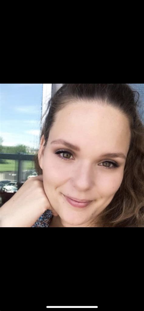 32f Do I Look Like Anyone Scrolller