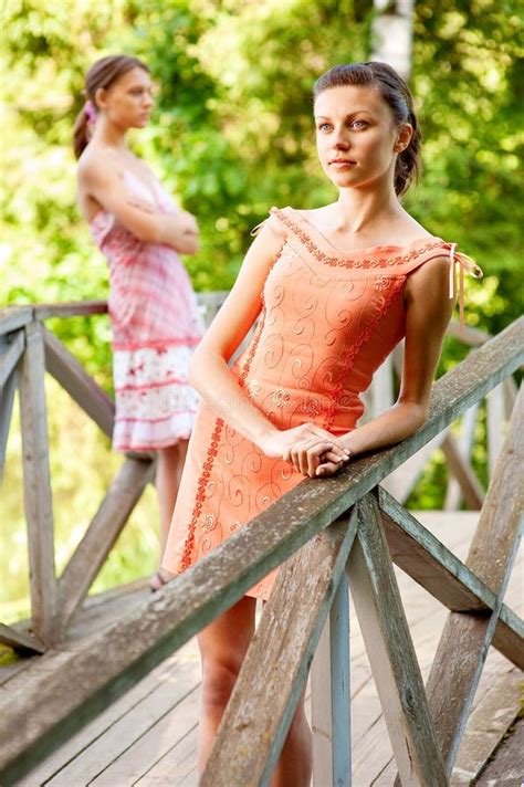 Twee Jonge En Mooie Meisjes Bij Leuningen Stock Foto Image Of Misverstand Foto