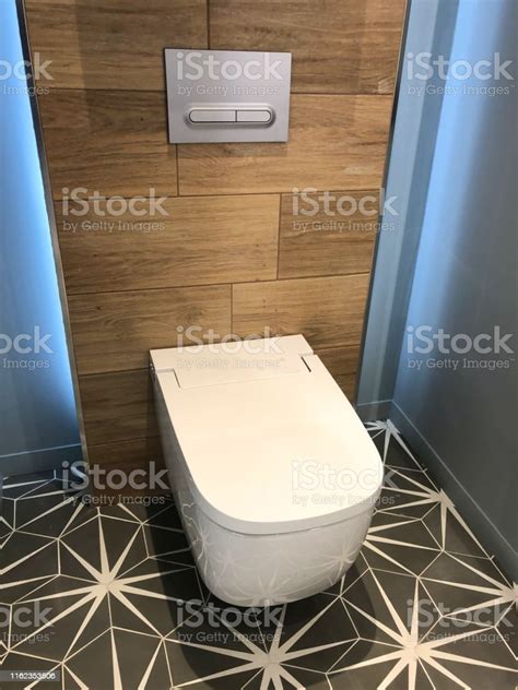 현대 흰색 고급 화장실 욕실 스위트 룸 의 이미지 현대 사각형 모양의 벽 매달려 화장실 팬 화장실 벽에 매달려 큰 검은 색과 흰색 패턴 바닥 타일 타일 바닥 Wc 뒤에 나무