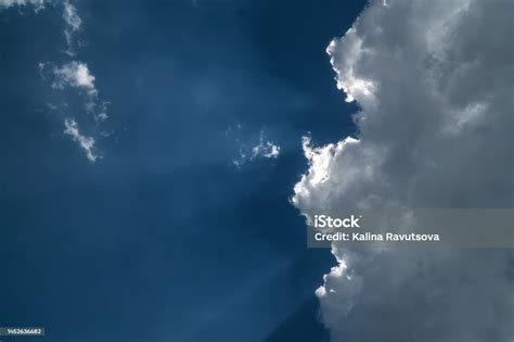 태양 광선을 통과하는 흰색과 회색 구름이있는 진한 파란색 하늘 0명에 대한 스톡 사진 및 기타 이미지 0명 구름 구름 풍경 Istock