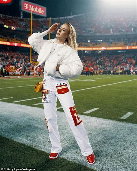 Taylor Swifts New Bff Brittany Mahomes Plants A Kiss On Husband