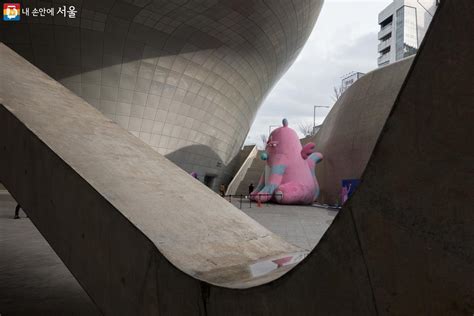 도심 한복판에 등장한 커다란 분홍색 아트벌룬과연 그 정체는 내 손안에 서울 서울이야기 시민소통 정보소통광장