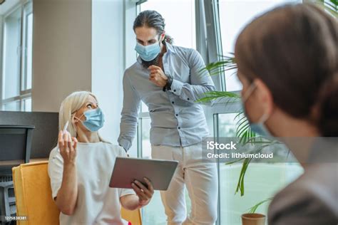 사무실에서 뭔가를 논의 하는 보호 의료 마스크에 젊은 기업 사람들 보호 마스크에 대한 스톡 사진 및 기타 이미지 보호 마스크