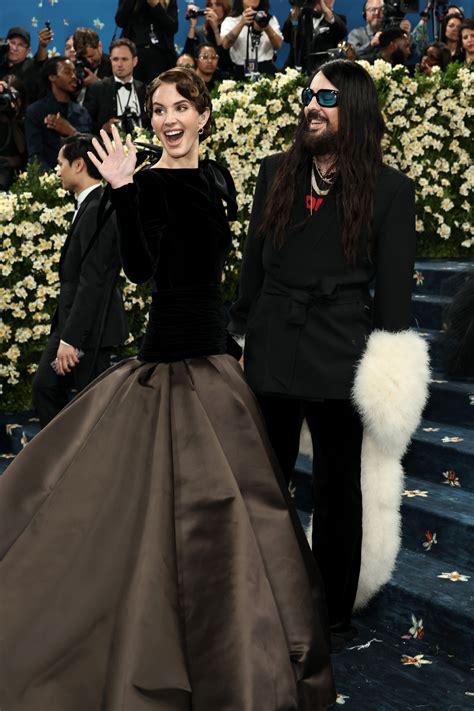 Lana Del Rey Apparait Dans Une Robe Valentino Théâtrale Au Met Gala