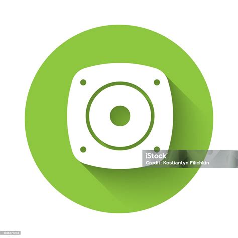 긴 그림자 배경으로 격리된 화이트 스테레오 스피커 아이콘입니다 사운드 시스템 스피커 음악 아이콘입니다 음악 기둥 스피커베이스 장비 녹색 원 버튼입니다 벡터 개념에 대한 스톡