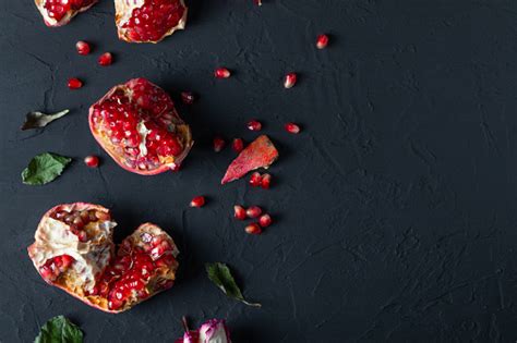 어두운 배경에 신선한 육즙 씨앗과 잘 익은 붉은 석류 천연 비타민 건강한 식품 개념 음식 배경 복사 공간이 있는 플랫 레이 0