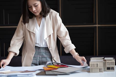 쇼룸에서 재료 샘플 보드작업하는 건축가 또는 인테리어 디자이너 부동산 가정 장식의 사업 창의적인 사람들이 일터에서 일합니다 사무실 책상에서 컬러 팔레트로 작업하는 젊은