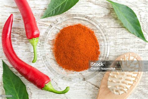 건조 고추 가루 그리고 탈모에 대 한 내용 Diy 머리 마스크를 준비 하기 위한 신선한 빨간 칠리 페 퍼 대머리 탈모 증 자연 요법 수 제 화장품과 스파의 성분입니다 보기