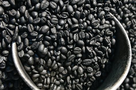 갓 볶은 향기로운 Robusta 커피 콩에서 커피 콩 지상에은 특 종 유기농 커피입니다 크 라비 태국 현지 제품입니다 상위 뷰 근접입니다 선택적 초점입니다 낮은 키입니다