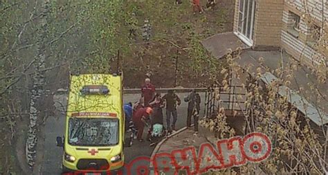 В Кирове с высоты третьего этажа упал мальчик