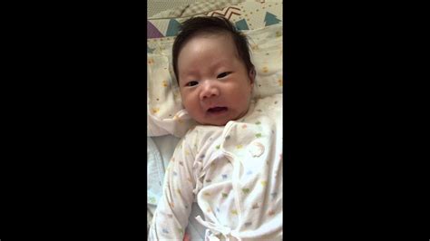 귀여운 아기 신생아 똥기저귀 갈아주니 신남 Youtube