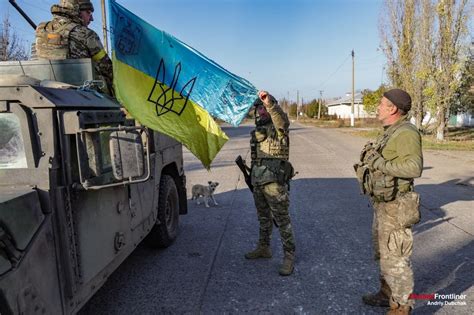 Російські «триколори зривають та палять у звільнених селах Херсонщини піднімають синьо жовті