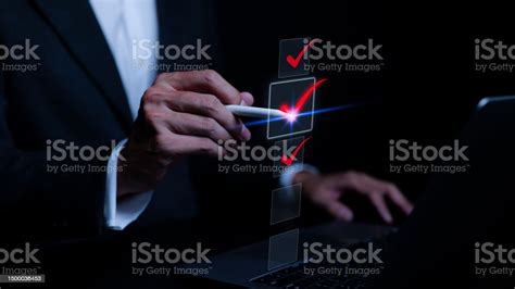 사업가가 체크리스트에 빨간색 체크 표시로 표시 온라인 체크리스트 설문 조사 디지털 양식 체크리스트 작성 평가 설문지 평가 온라인 설문 조사 온라인 시험을 치르십시오 개념에