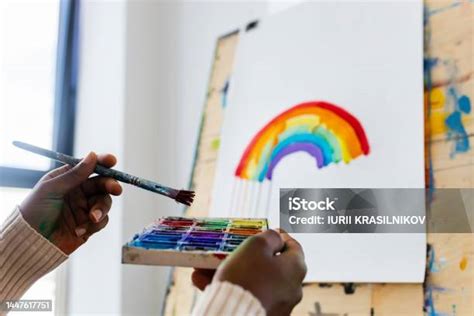 직장 미술 수업에서 무지개를 그리는 붓과 페인트 팔레트를 가진 여성 예술가 Lgbtqia 문화에 대한 스톡 사진 및 기타 이미지
