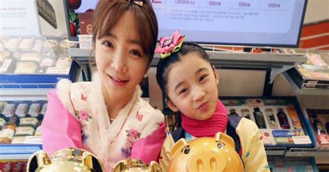 포토 돼지해에 선보이는 황금 돼지 저금통