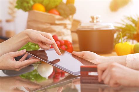 부엌에서 요리 하는 인간의 손에의 근접 촬영 여자는 메뉴를 설명합니다 건강 한 식사 채식 음식과 라이프 스타일 개념 가까운에