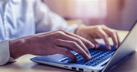 사업가는 사무실에서 노트북 컴퓨터의 컴퓨터 키보드에 손을 입력 비즈니스 및 금융 개념입니다 사진 Unsplash의 온라인 데이트 이미지