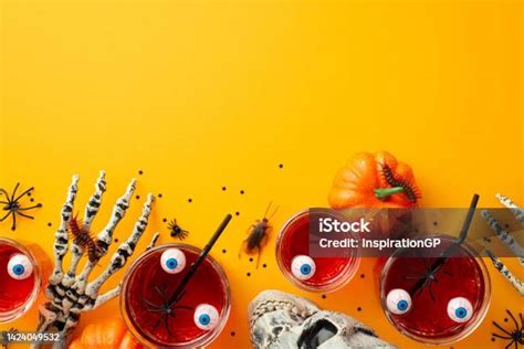 할로윈 개념 떠 다니는 눈의 탑 뷰 사진 펀치 두개골 해골 손 호박 지네 바퀴벌레 거미와 카피 스페이스가있는 고립 된 노란색 배경에 색종이 있습니다 0명에 대한 스톡 사진