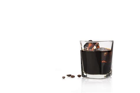 아메리카노 아이스 커피와 커피 원두가 하얀 배경에 펼쳐져 있습니다 0명에 대한 스톡 사진 및 기타 이미지 0명 갈색 구이 Istock