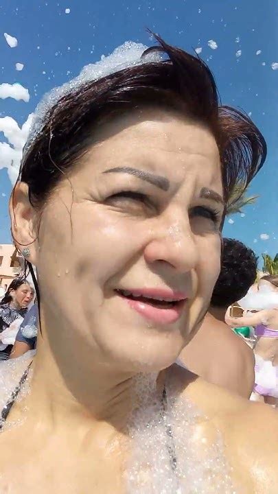 Пена в бассейне Youtube