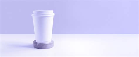 화이트 커피 종이 컵의 정면보기 뚜껑이있는 모형 보라색 배경에 커피 또는 차를위한 종이 컵 폐기물 제로 플라스틱 프리 개념