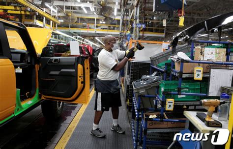 미국 3월 고용 30만3000건 깜짝 증가…전망치 크게 상회 뉴스1