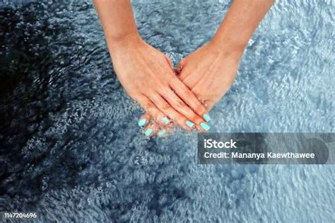 녹색 손가락 손톱 매니큐어는 물에 고립 평면도 아름 다운 여 자가 손과 손톱 거품 물 배경 어떤 사용에 대 한 좋은입니다 건강한 생활방식에 대한 스톡 사진 및 기타 이미지