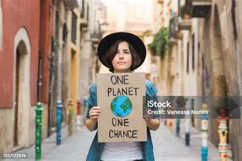 밀레니엄 시위 시위 도시 야외 기후 변화에 대 한 항의 지구 온난화 환경 개념 배너를 들고 여자에 초점 기후 변화에 대한 스톡