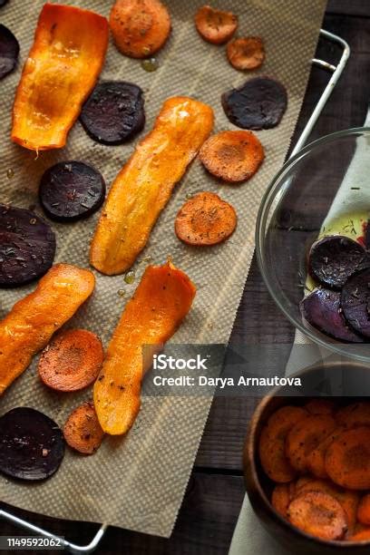 베이킹 페이퍼 클로즈업에 건강 한 비트 뿌리와 당근 칩을 준비 합니다 양념과 올리브 오일을 사용한 얇게 썬 채소 감자 칩에 대한 스톡 사진 및 기타 이미지 Istock