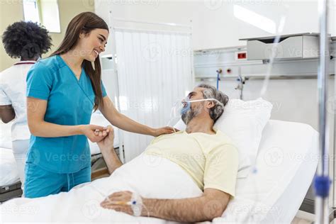 Concepto De Atención Médica De Un Médico Profesional Que Consulta Y