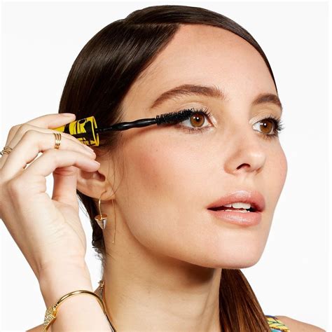 Create The New Teased Lash Trend Clumpy Lash Look Tutorial Marie Claire