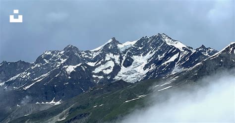 구름이 낀 눈 덮인 산 사진 Unsplash의 무료 길 이미지